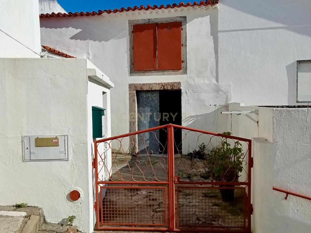 C0484-00428 | Moradia T2 no centro do Gradil, com logradouro e ruína.