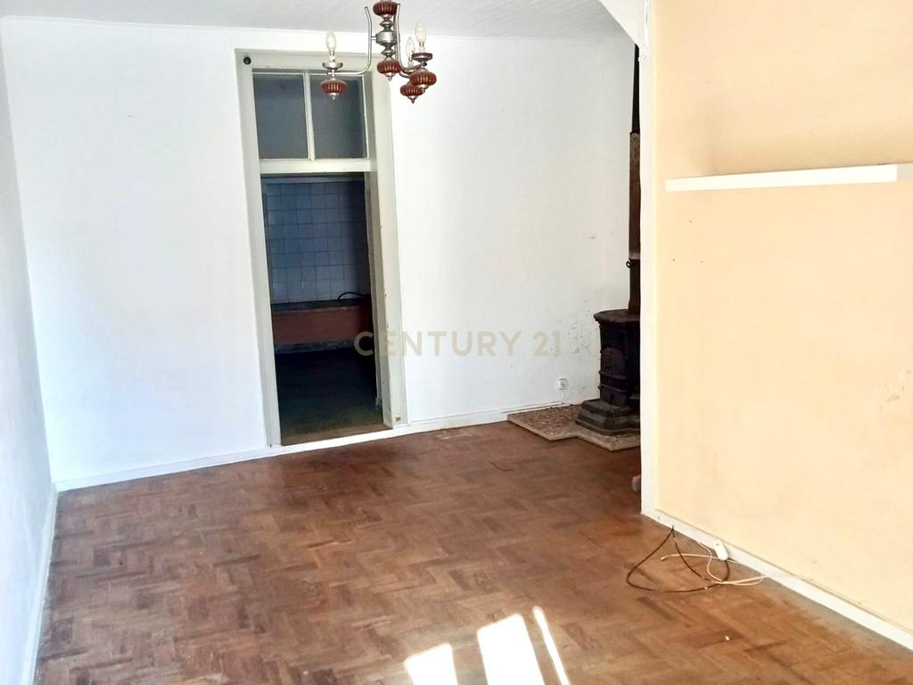 C0484-00428 | Moradia T2 no centro do Gradil, com logradouro e ruína.