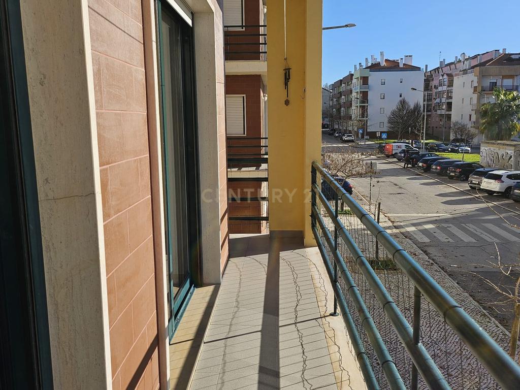 C0451-00232 | Viver no centro do Montijo com conforto, tranquilidade e ...