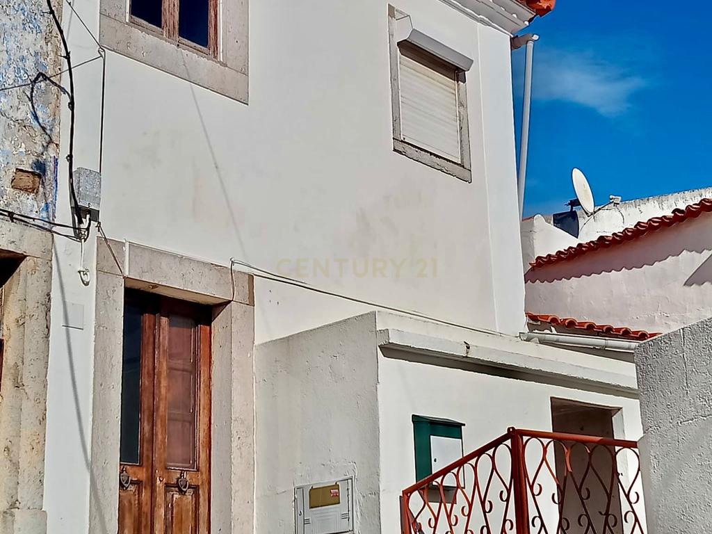 C0484-00428 | Moradia T2 no centro do Gradil, com logradouro e ruína.