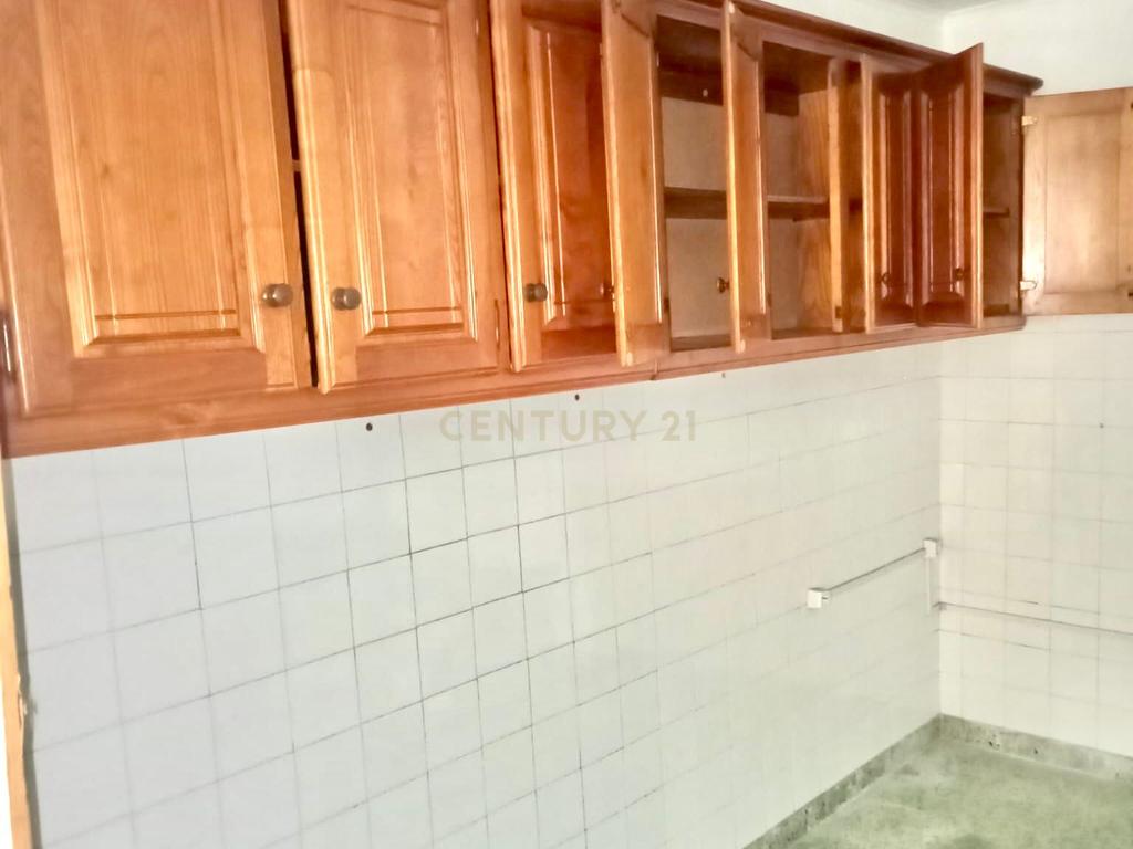 C0484-00428 | Moradia T2 no centro do Gradil, com logradouro e ruína.